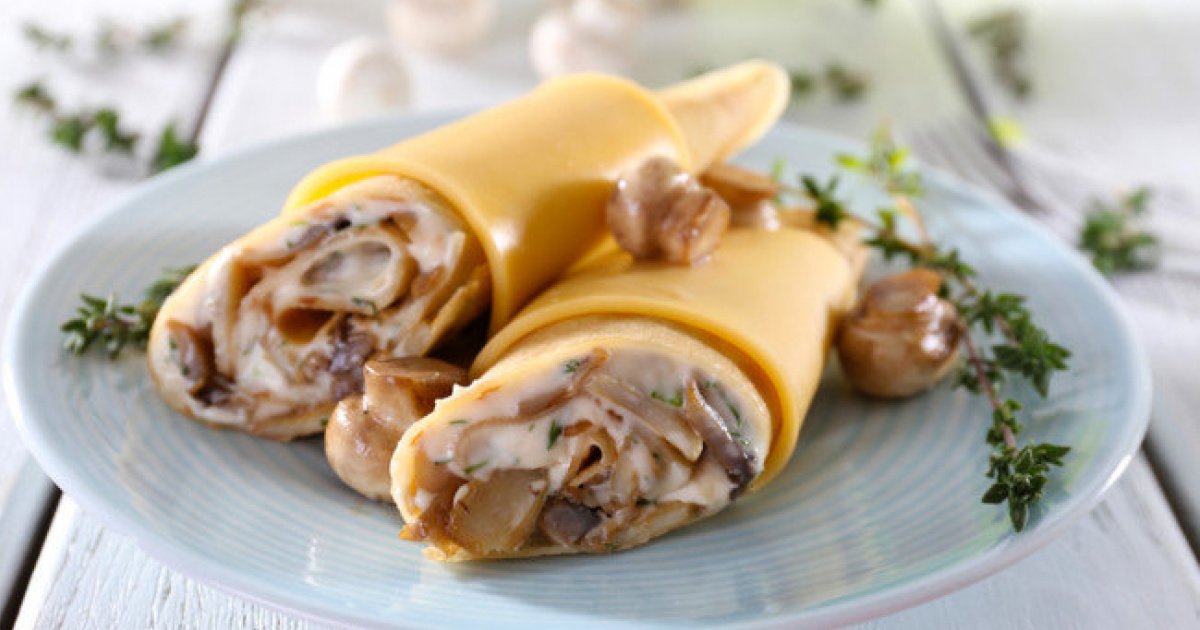 Рецепт запечених млинців з блакитним сиром і грибами | GreenPost