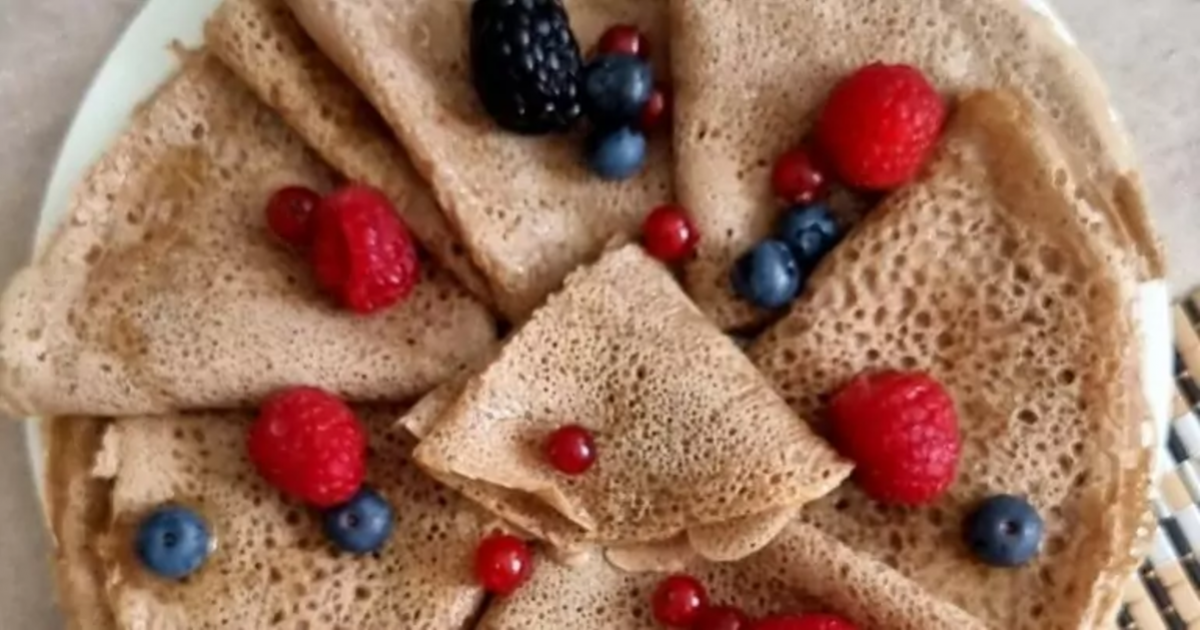 Причини, чому рвуться млинці: як виправити надто рідке тісто та брак ...